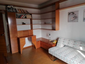 Apartamento, 1 quarto, terraço, vista para o mar | Sala | TV de ecrã plano 