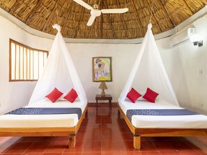 Quarto Standard, 2 camas de casal | Roupa de alta qualidade, edredões de penas, secretária 