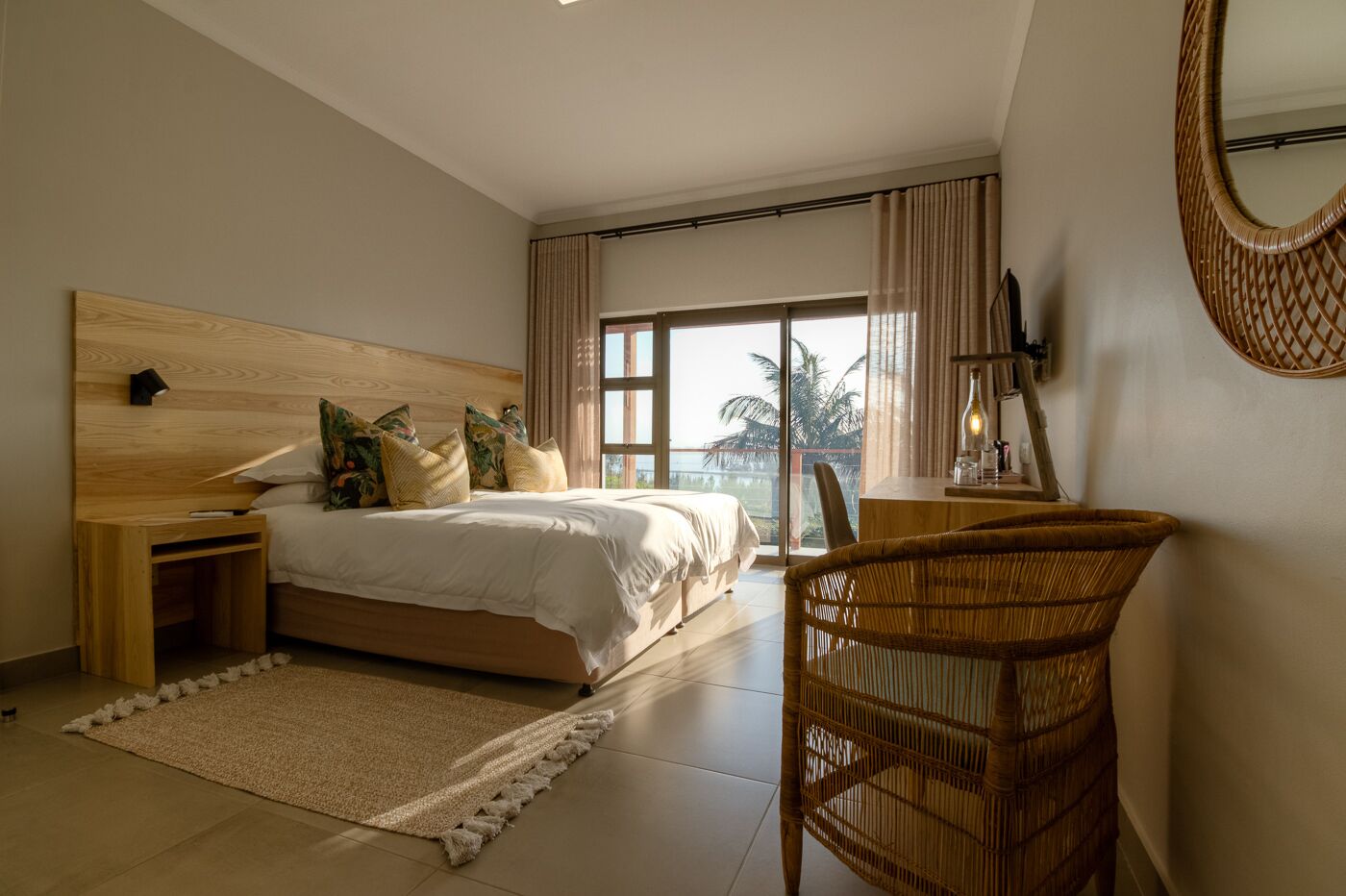 Quarto superluxo, 2 camas de solteiro, vista para o porto | Frigobar, escrivaninha, espaço de trabalho para notebook
