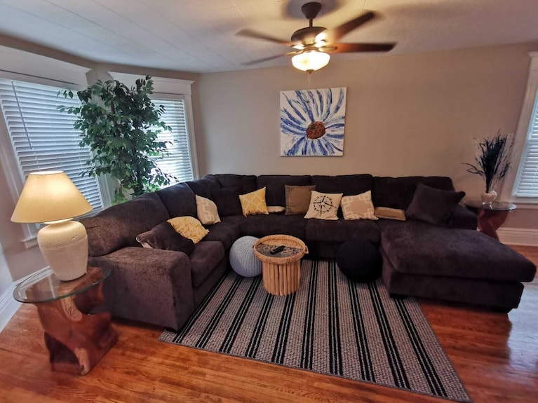 Prime Location! 4 Bedroom House Located Right Next To The Casino And The Falls - Niagara Falls