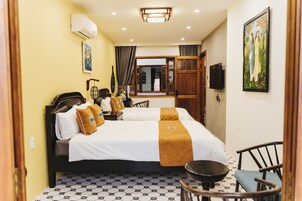 Quarto família | Roupas de cama premium, frigobar, escrivaninha, cortinas blackout