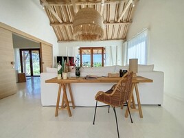 Quarto (Barn Residence) | Roupas de cama premium, edredons de pluma, camas com colchões pillow-top