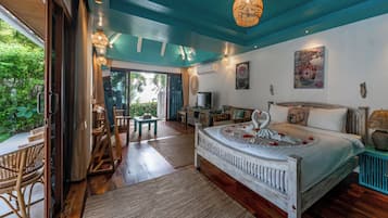 One Bedroom Beachfront Pool Villa | Cofre no quarto, secretária, cortinas/cortinados opacos