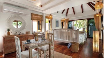 One Bedroom Beachfront Pool Villa | Sala de estar | Televisor LCD de 32 polegadas com canais por cabo, televisor
