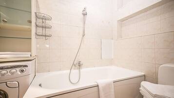 Apartamento Superior | Casa de banho | Uma combinação polibã/banheira, um secador de cabelo