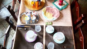 Café da manhã com buffet grátis todos os dias