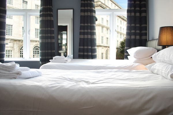 Quarto Twin | Com decoração personalizada, com mobília individualizada