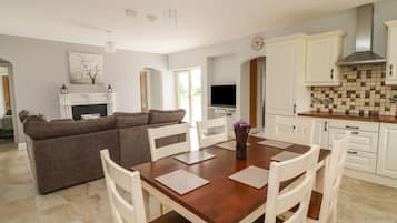 Casa de Campo | Cozinha privada | Uma máquina de lavar louça, utensílios de cozinha