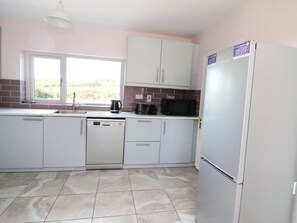 Casa de Campo | Cozinha privada | Um frigorífico, um forno, uma placa de cozinha