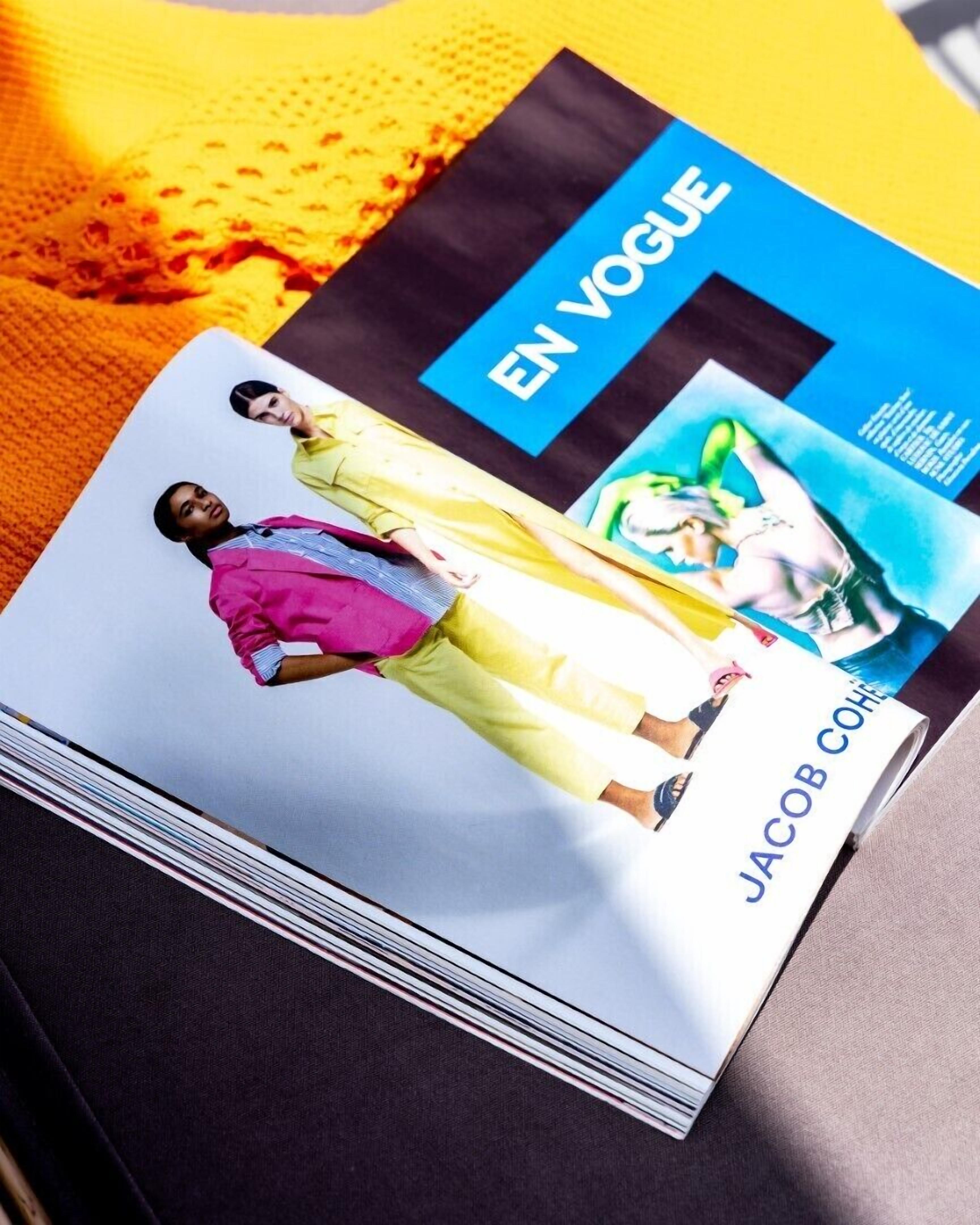 Uma revista chamada 'EN VOGUE' com a capa mostrando duas pessoas vestidas com elegância.