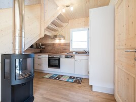 Chalé | Cozinha privada | Uma cadeira de bebé 