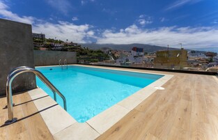 Piscina externa, espreguiçadeiras