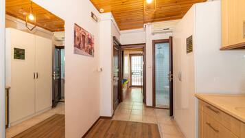 Suite with Balcony | Roupa de alta qualidade, cofre no quarto, secretária