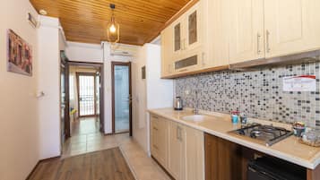 Suite with Balcony | Cozinha privada | Minifrigorífico, um micro-ondas no espaço comum, uma chaleira elétrica