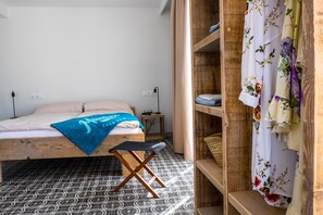 Quarto casal luxo | Roupas de cama premium, cofres nos quartos, cortinas blackout