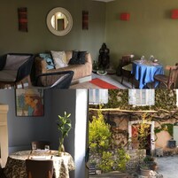 Um interior acolhedor com uma área de jantar, um sofá e uma pintura.