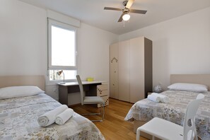 Apartamento (A1) | Cofre no quarto, secretária