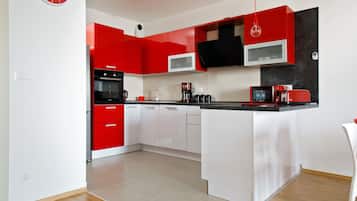 Apartamento (A1) | Cozinha privada | Uma cafeteira/bule, um frigorífico/congelador grande, um micro-ondas