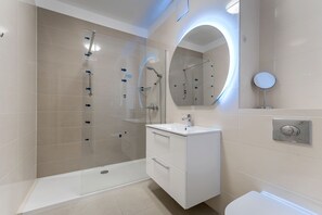 Apartamento (A1) | Casa de banho | Um polibã, um secador de cabelo, toalhas fornecidas, sabão