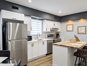 Apartamento Superior, 1 cama king-size e sofá-cama (544) | Cozinha privada | Um frigorífico/congelador grande, um micro-ondas, um forno 