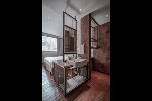 Quarto Duplo Superior | Casa de banho | Artigos de higiene ecológicos, um secador de cabelo, chinelos 