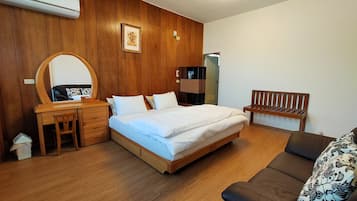 Quarto Duplo Básico, 1 cama queen-size, vista para a montanha | Cortinas/cortinados opacos, Wi-fi grátis, roupa de cama fornecida