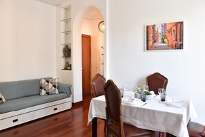 Apartamento, 1 quarto | Refeições no quarto