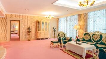 Suite Familiar (Western Style) | Sala de estar | Televisor LCD