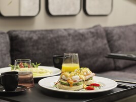 Pequeno-almoço tipo buffet diário mediante uma taxa