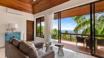 4-Bedroom Villa with Private Pool | Sala de estar | Televisor de ecrã plano de 42 polegadas com canais via satélite