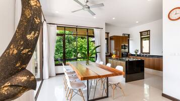 4-Bedroom Villa with Private Pool | Refeições no quarto