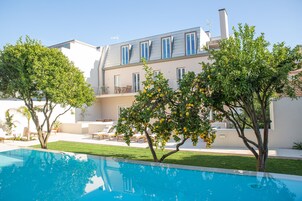 Piscina exterior, guarda-sóis, espreguiçadeiras 