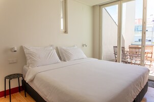Premium Apartment, 1 Bedroom, Pool View (4E) | Roupas de cama antialérgicas, camas com colchões pillow-top