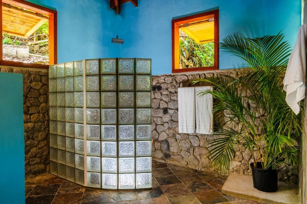 Quarto Comfort | Casa de banho | Um polibã, toalhas fornecidas, sabão, papel higiénico 