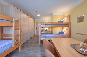 Quarto Familiar, casa de banho partilhada | Secretária, cortinas/cortinados opacos, quartos insonorizados