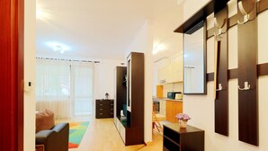 Uma sala de estar moderna com sofá, televisão e um armário de madeira.