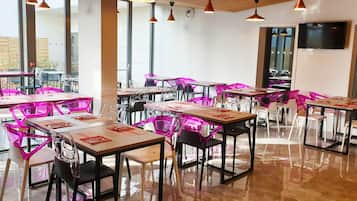 Café da manhã com buffet diário (EUR 14 por pessoa)