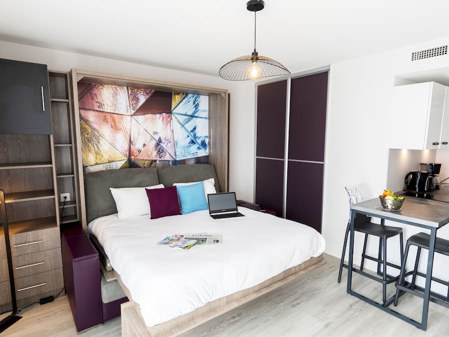 Estúdio | Roupas de cama premium, escrivaninha, quartos à prova de som