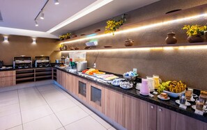 Café da manhã com buffet grátis todos os dias