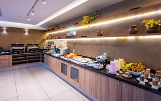 Café da manhã com buffet grátis todos os dias