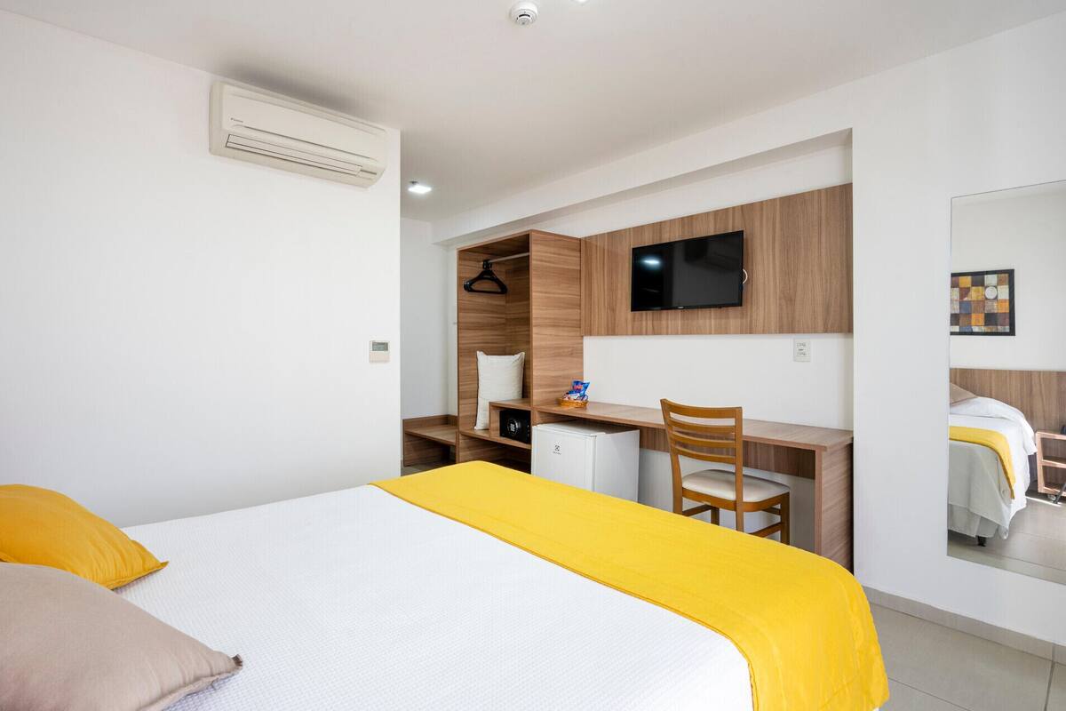 Minibar, cofre no quarto, secretária 