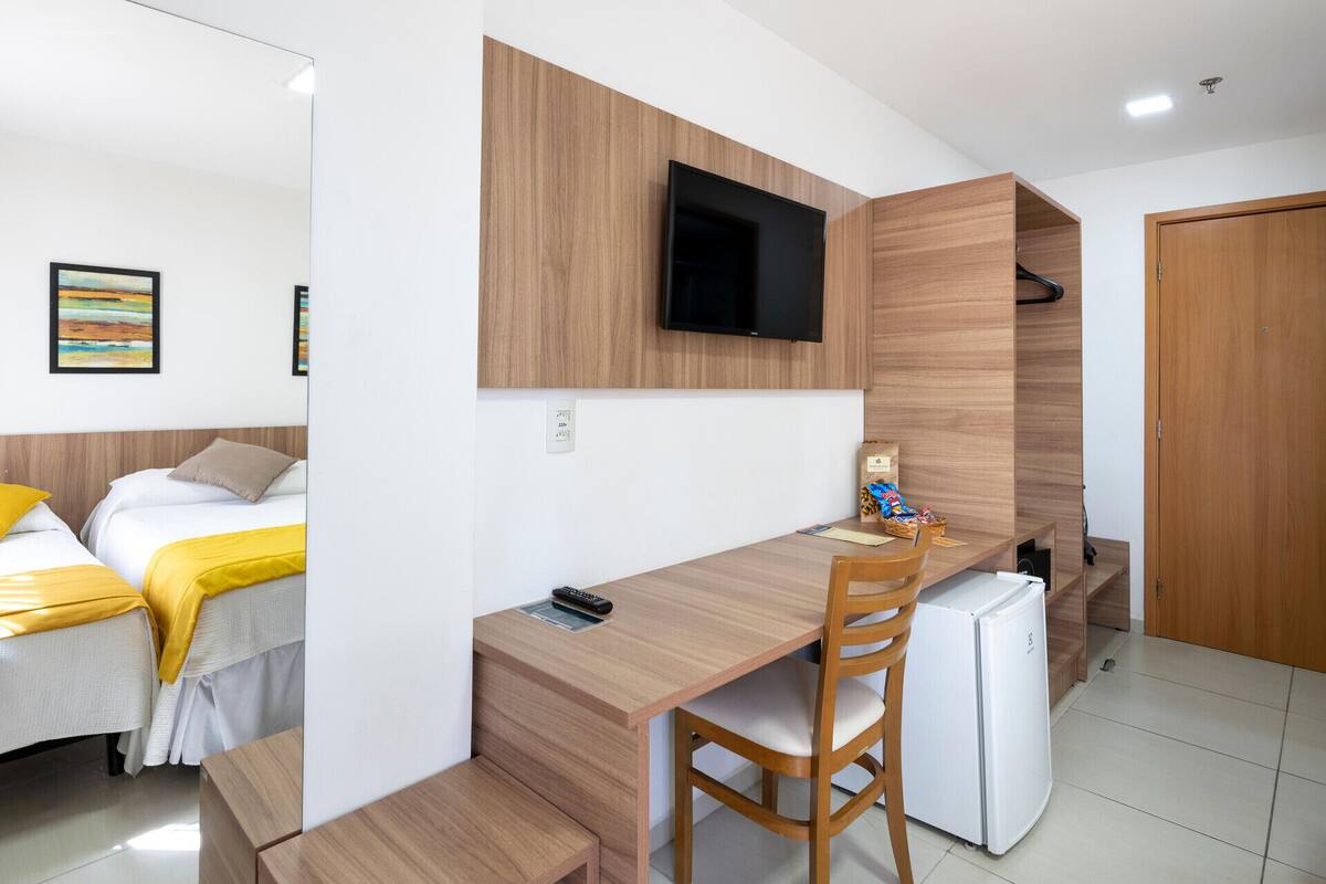 Minibar, cofre no quarto, secretária 