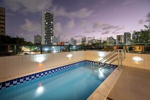 Piscina externa, espreguiçadeiras
