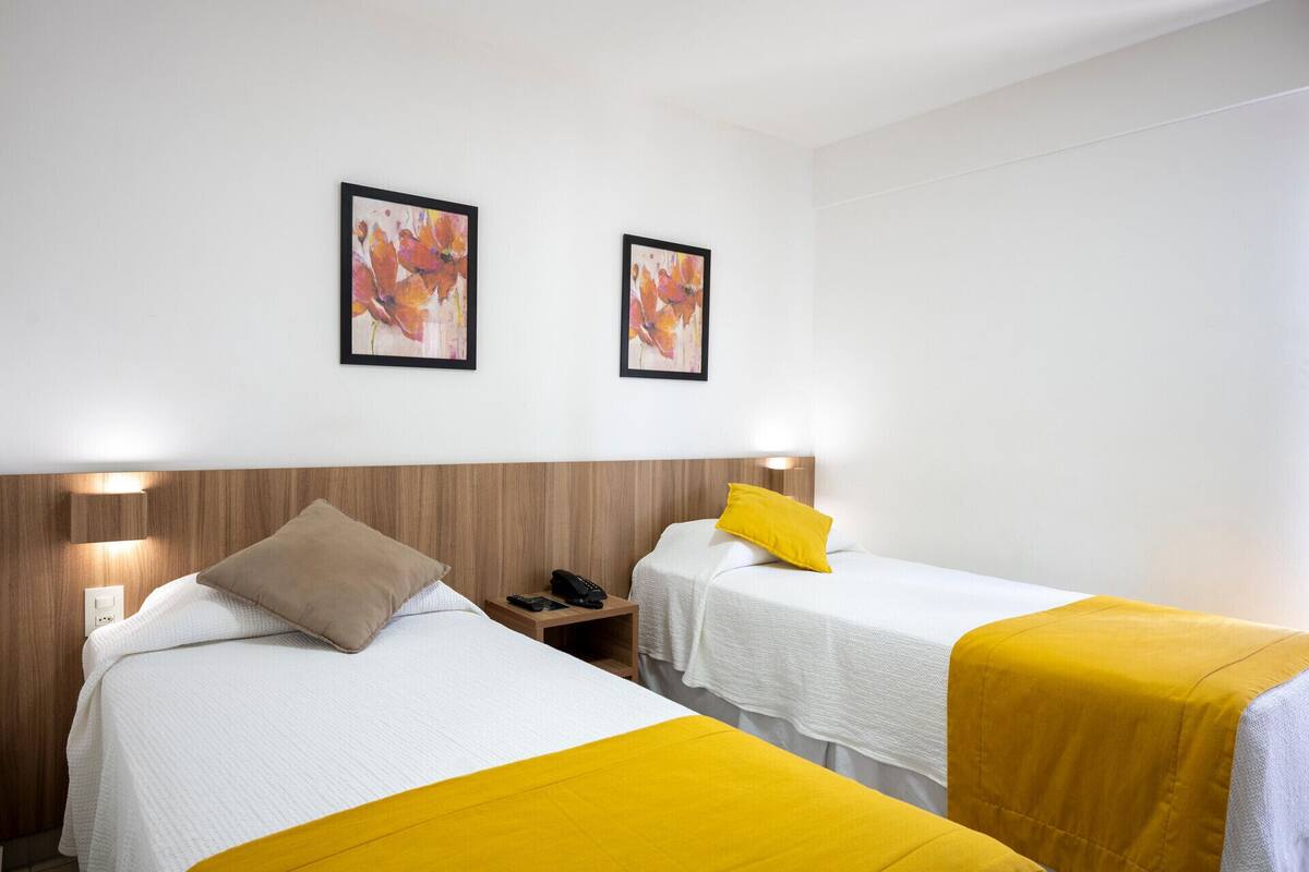 Minibar, cofre no quarto, secretária 