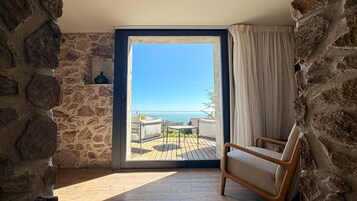 Superior room, sea view (Castelão) | Área de estar | TV de tela plana