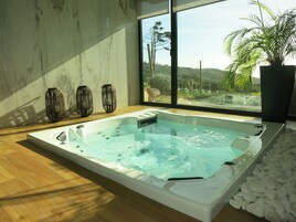 Banheira de hidromassagem interior