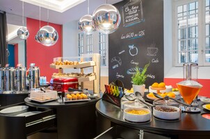 Café da manhã com buffet todos os dias mediante uma taxa