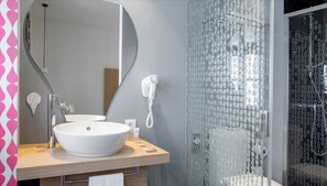 Chuveiro, produtos de toalete grátis, secador de cabelo 