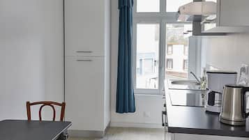 Apartamento Comfort | Cozinha privada | Um frigorífico, um micro-ondas, um forno, uma placa de cozinha