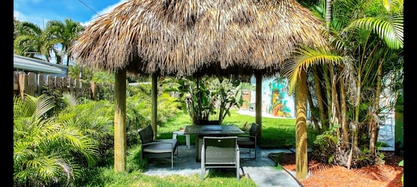 Beautiful Private Resort ..7 Bedrooms 5 Baths .Pool Home.. Fully Private.. - Hollywood, FL